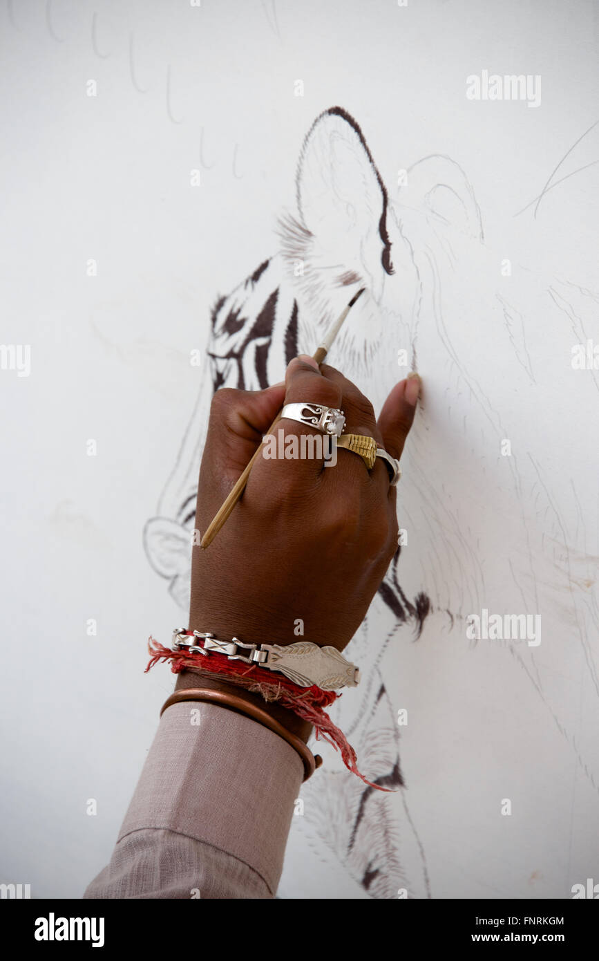 Hand of artist painting tiger Stock Photo - Alamy