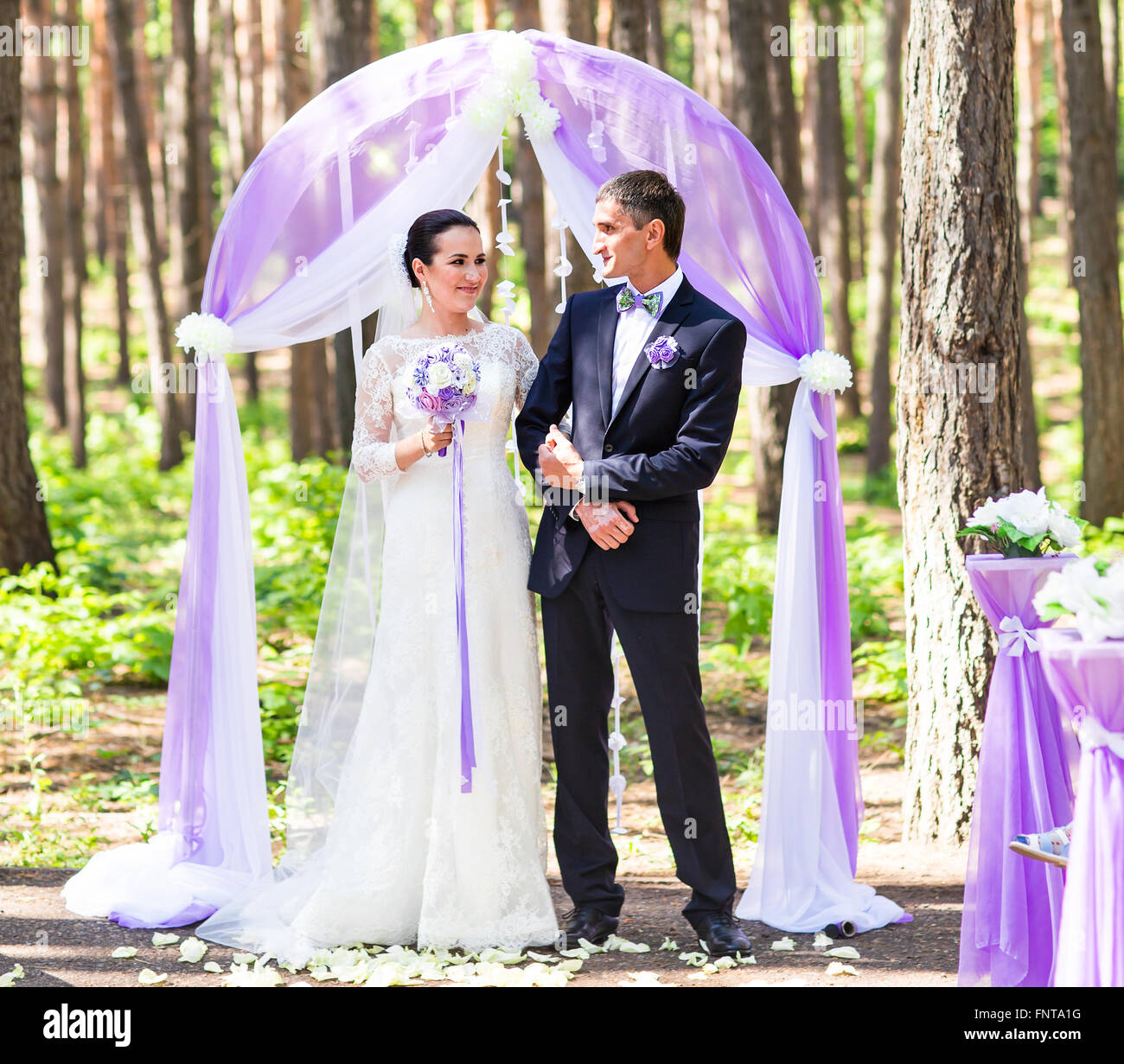 Bride and Groom Under wedding arch Stock Photo - Alamy