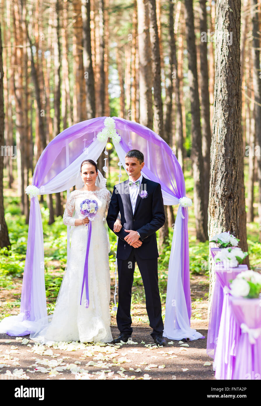 Bride and Groom Under wedding arch Stock Photo - Alamy
