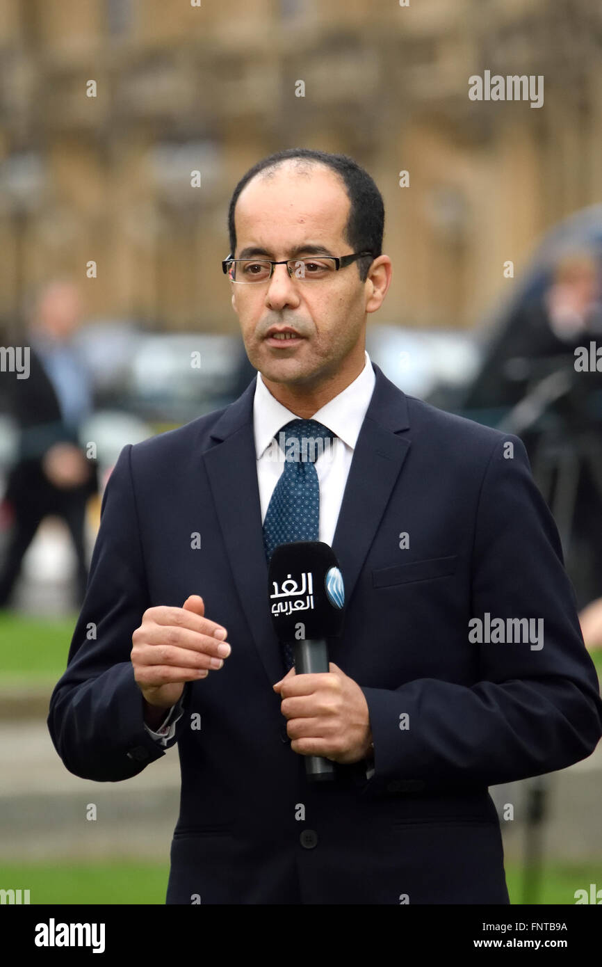 News reporter field hi-res stock photography and images - Alamy