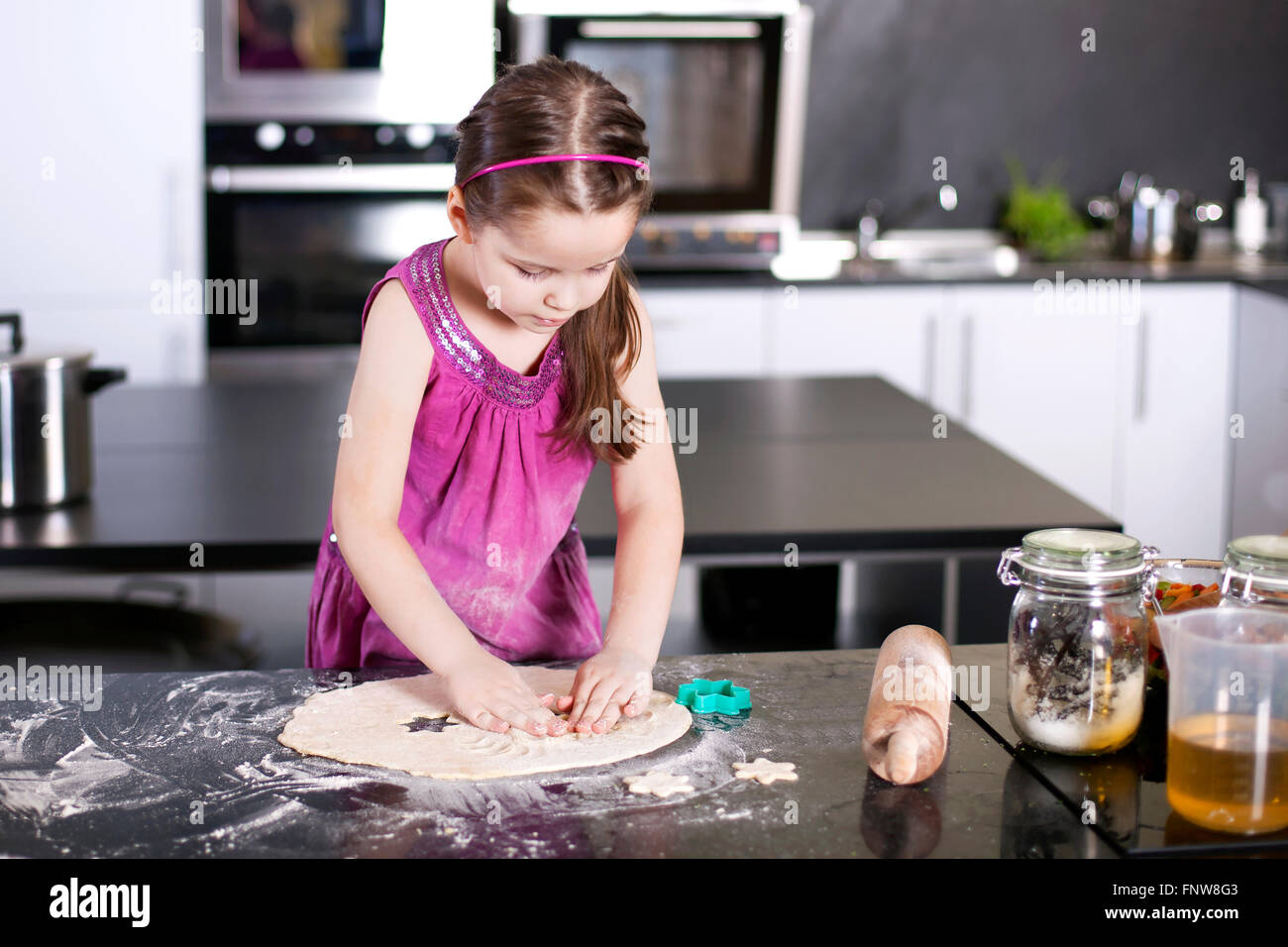 Kitchen girl hi-res stock photography and images - Alamy