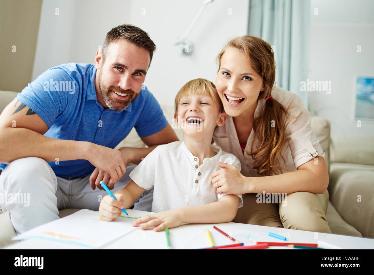 Family laughing hi-res stock photography and images - Alamy