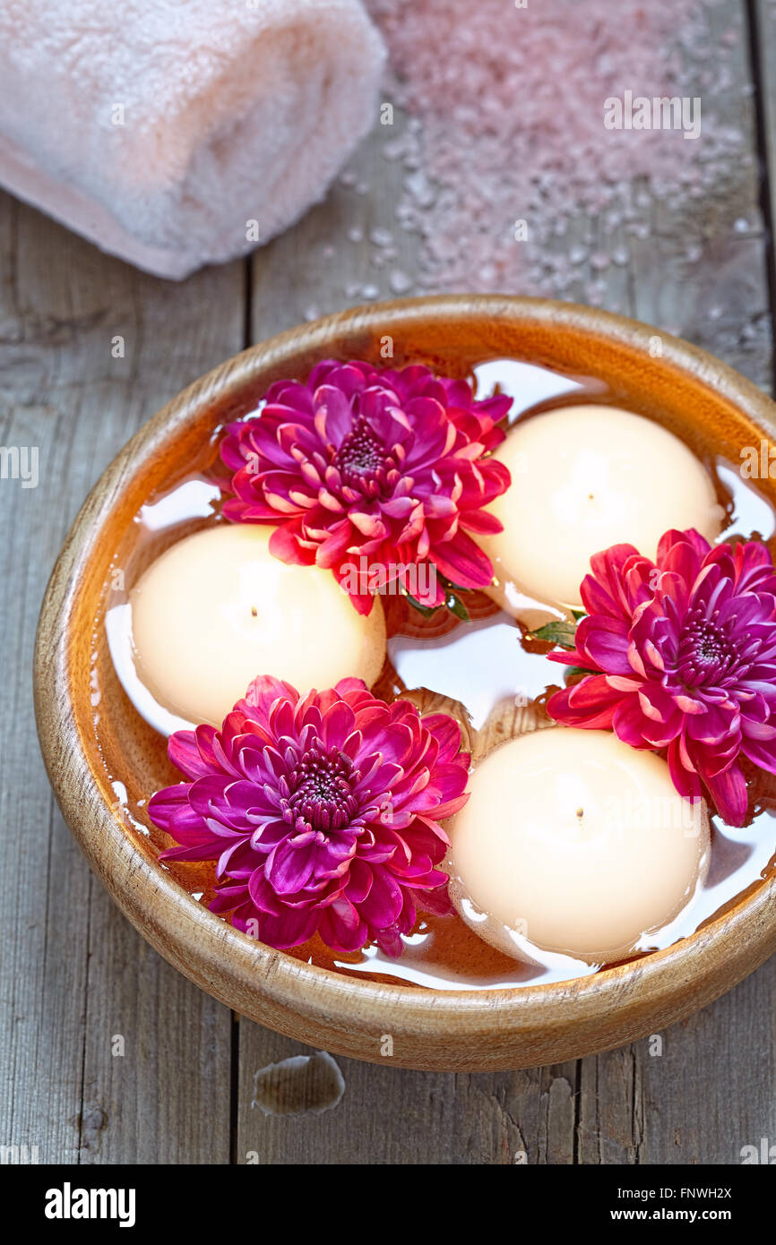 flowers in water Stock Photo - Alamy