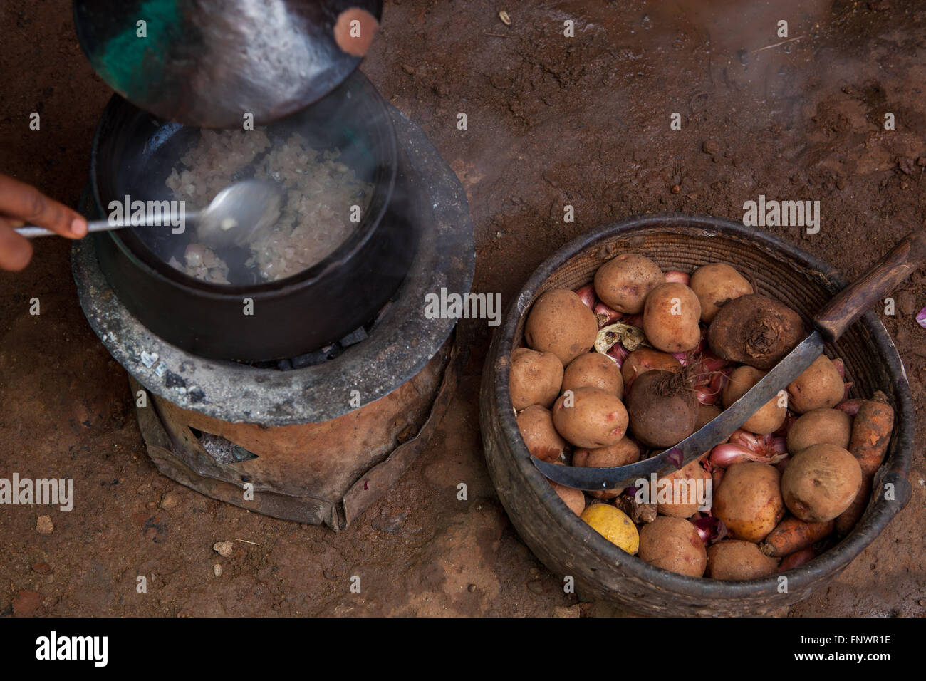 Ethiopia woman cooking hi-res stock photography and images - Alamy