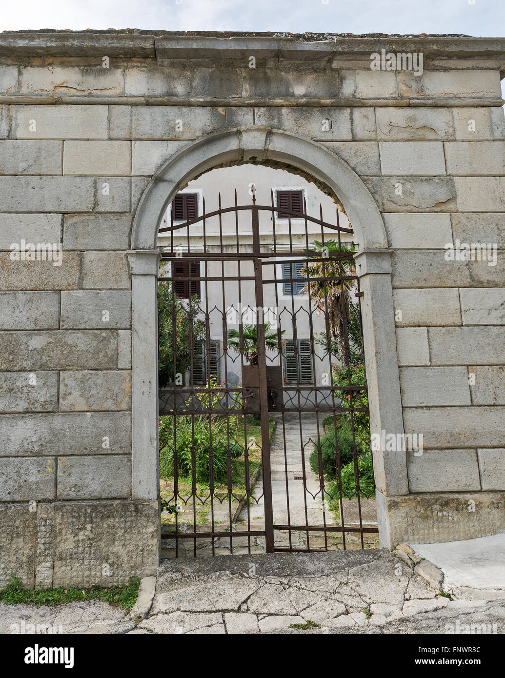 Old rusty metal gate hi-res stock photography and images - Alamy
