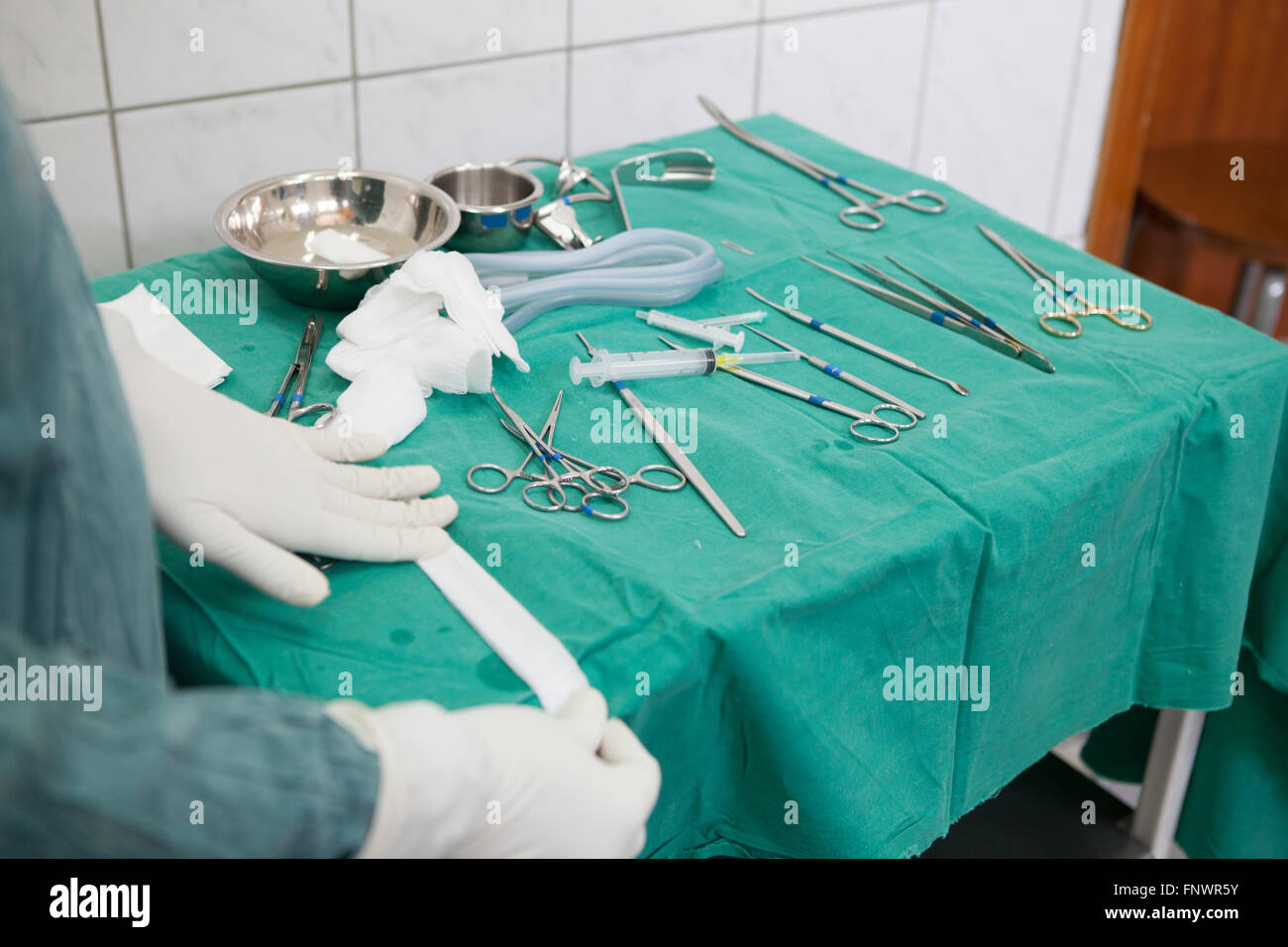 Surgery tools in bowl hi-res stock photography and images - Alamy