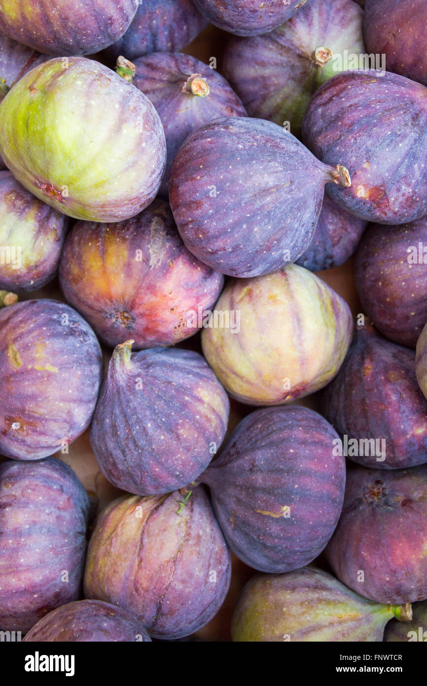 Figs for sale in a box Stock Photo - Alamy