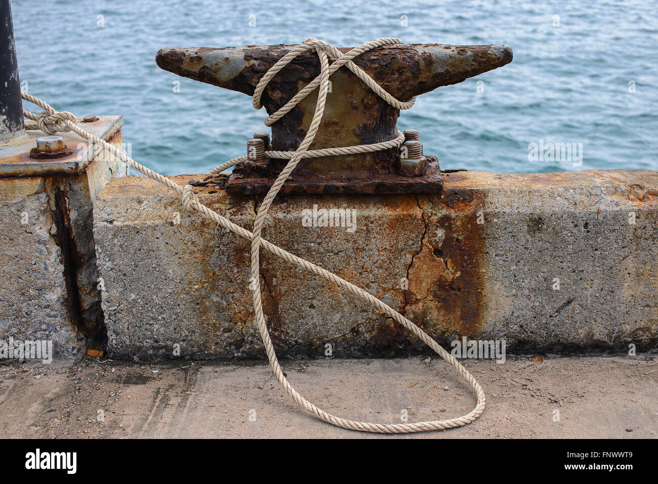 Iron dock cleat hi-res stock photography and images - Alamy