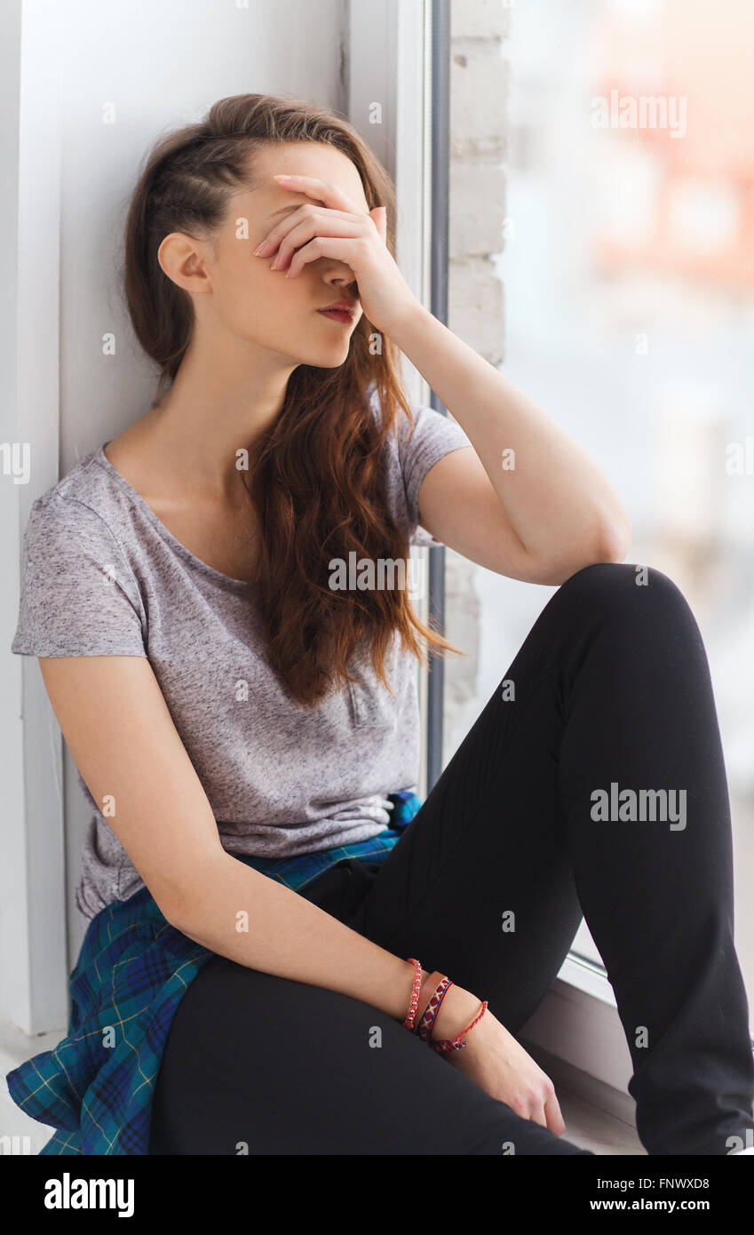 Teenage girl looking upset confused hi-res stock photography and images ...