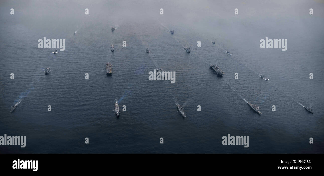 U.S Navy amphibious assault ship USS Bonhomme Richard steams in ...