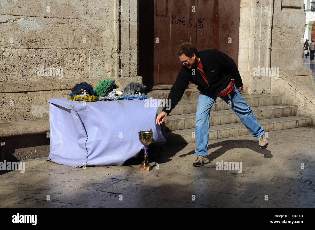 Professional busker hi-res stock photography and images - Alamy