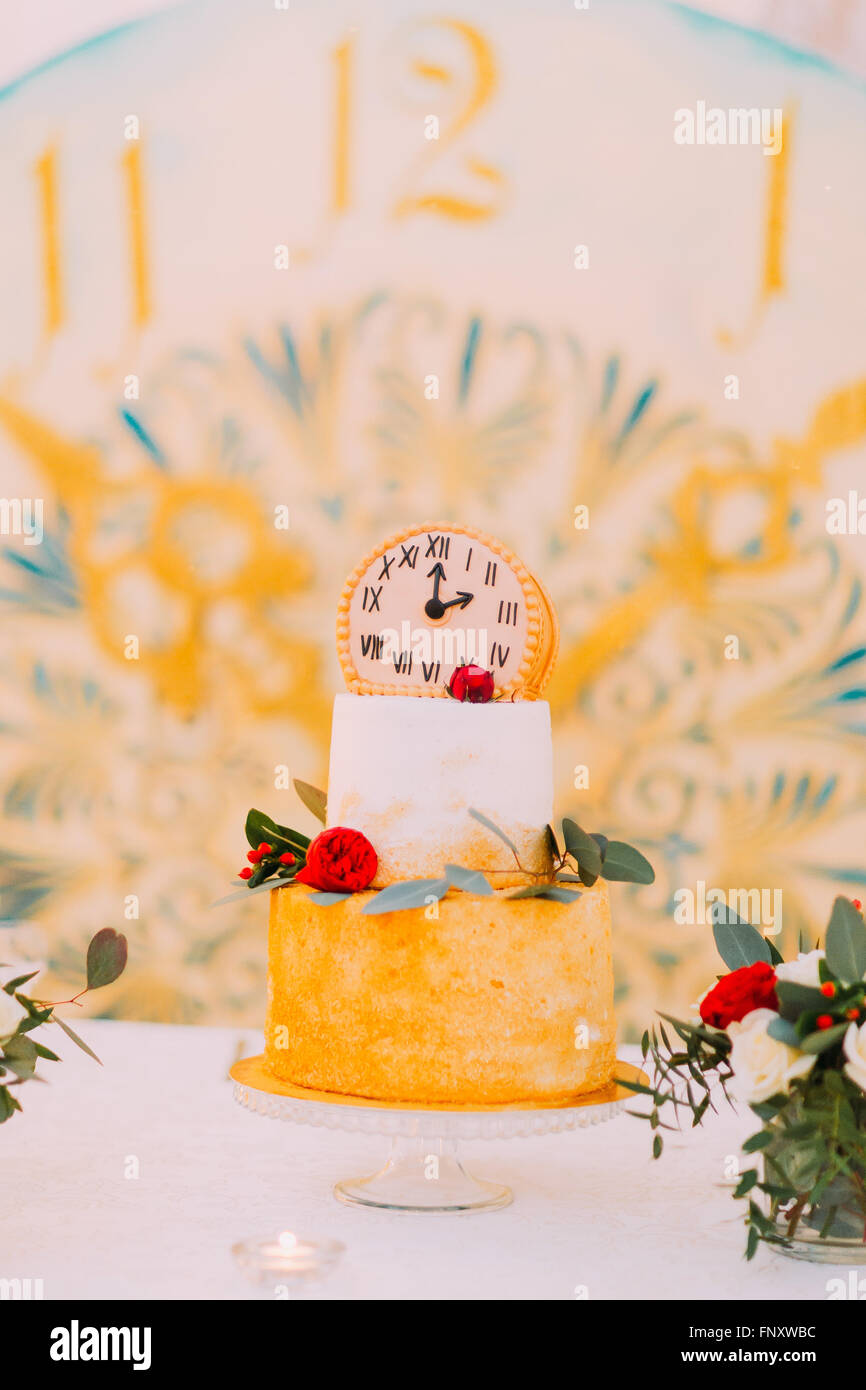 Wedding cake decorated with clocks and flowers close up Stock Photo - Alamy