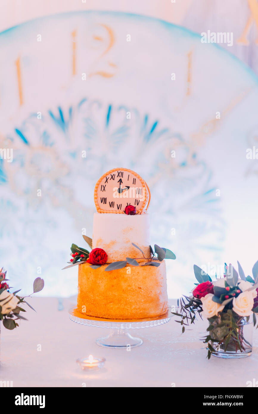 Wedding cake decorated with clocks and flowers close up Stock Photo - Alamy