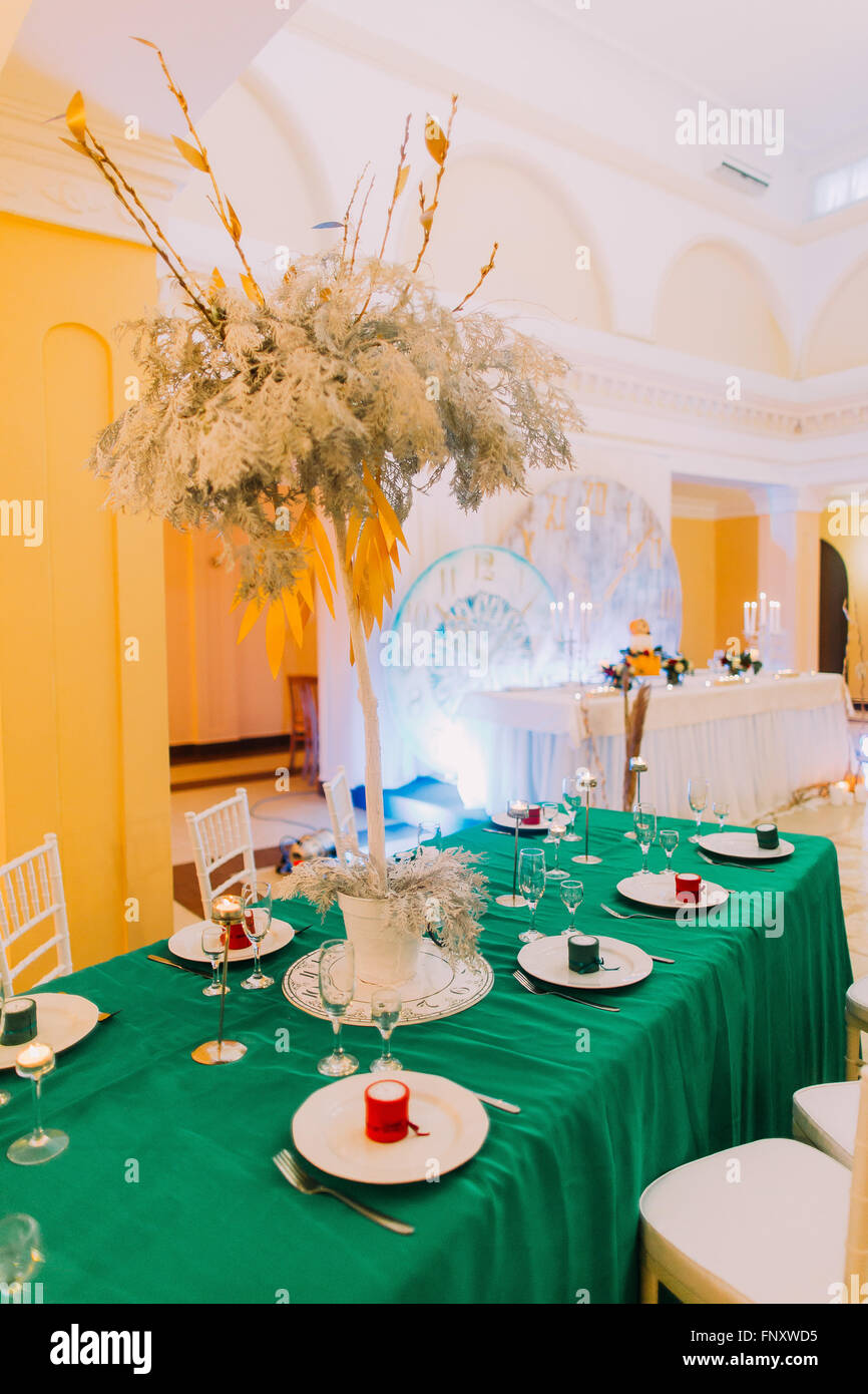 Wedding table with green tablecloth. Celebration in luxurious ...