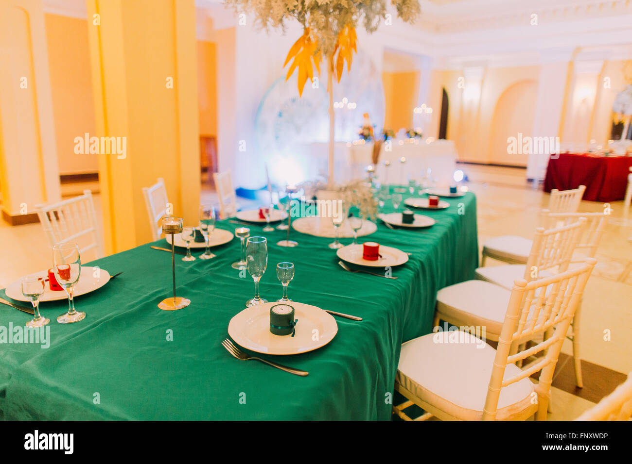 Wedding table with green tablecloth. Celebration in luxurious ...