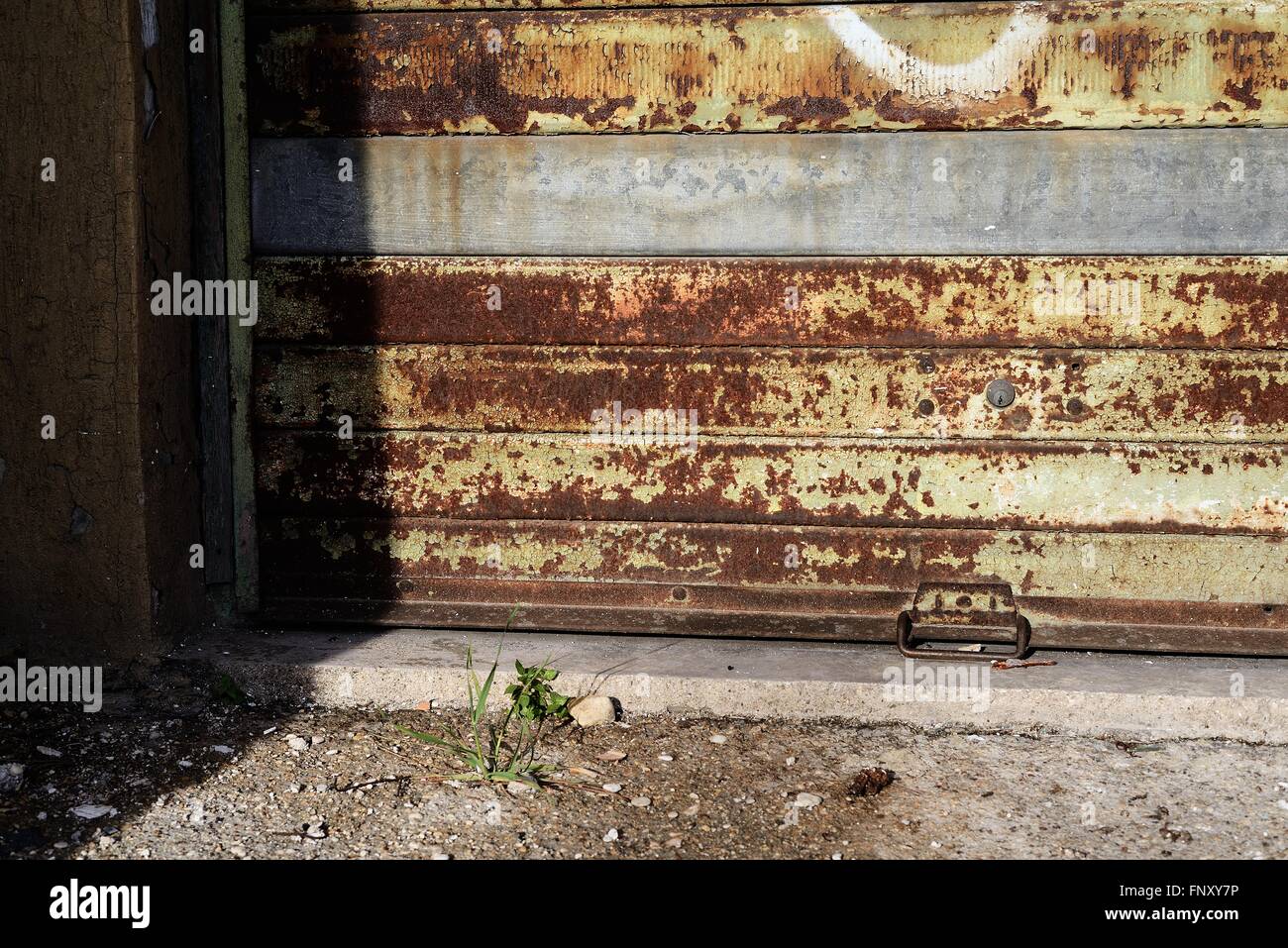 Shutter abandoned hi-res stock photography and images - Alamy