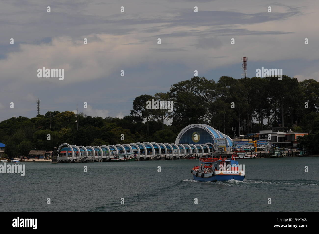 Tourist boat pulling into the Na Dan Pier, Koh Samet Island, Rayong ...