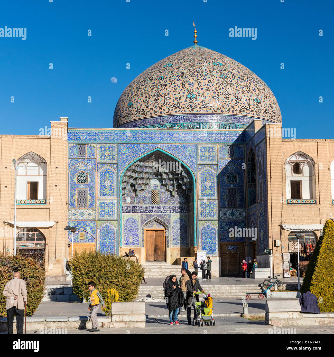 Mosaic tile clad dome and entrance, Sheikh Lotfallah Mosque, Maydan-e ...