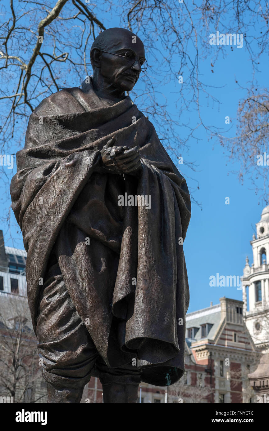 Statue of Mahatma Ghandi in Parliament Square Stock Photo - Alamy