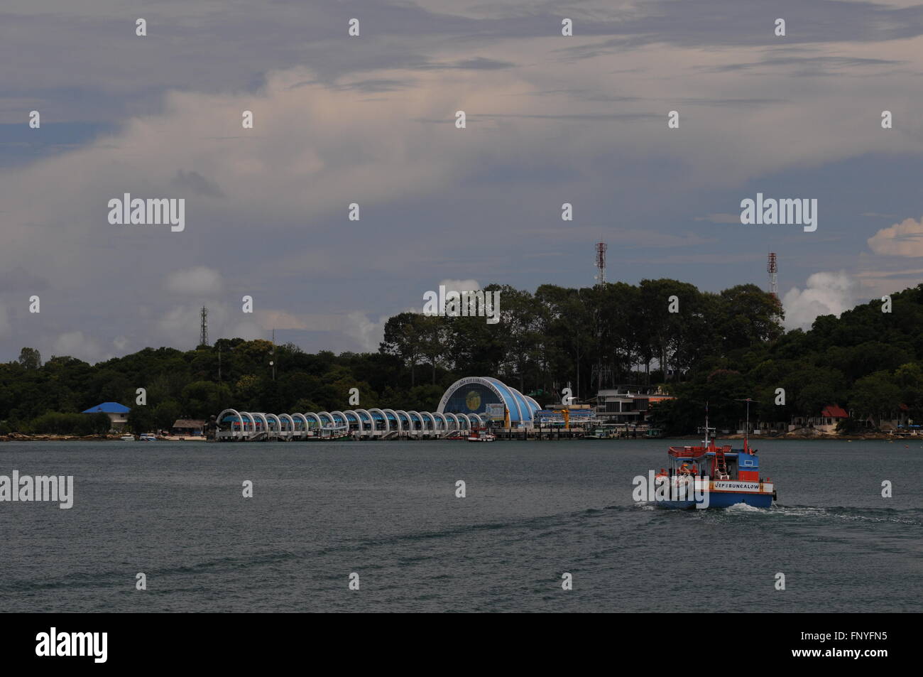 Tourist boat pulling into the Na Dan Pier, Koh Samet Island, Rayong ...