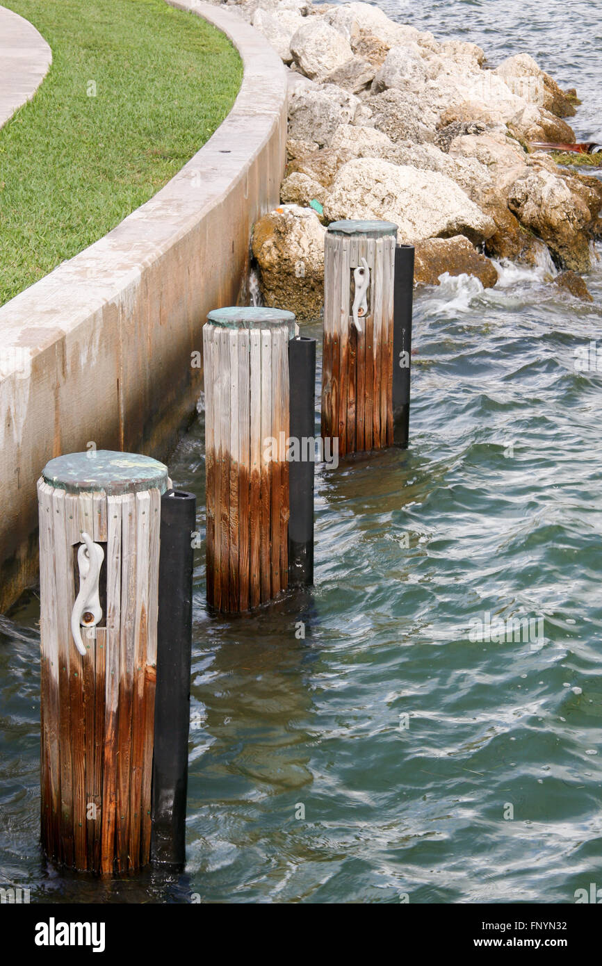 Mooring bollards hi-res stock photography and images - Alamy