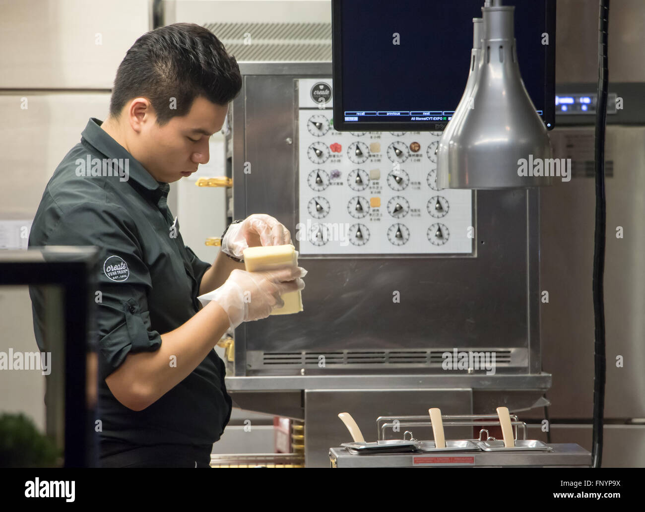 Chinese restaurant with chef hi-res stock photography and images - Alamy