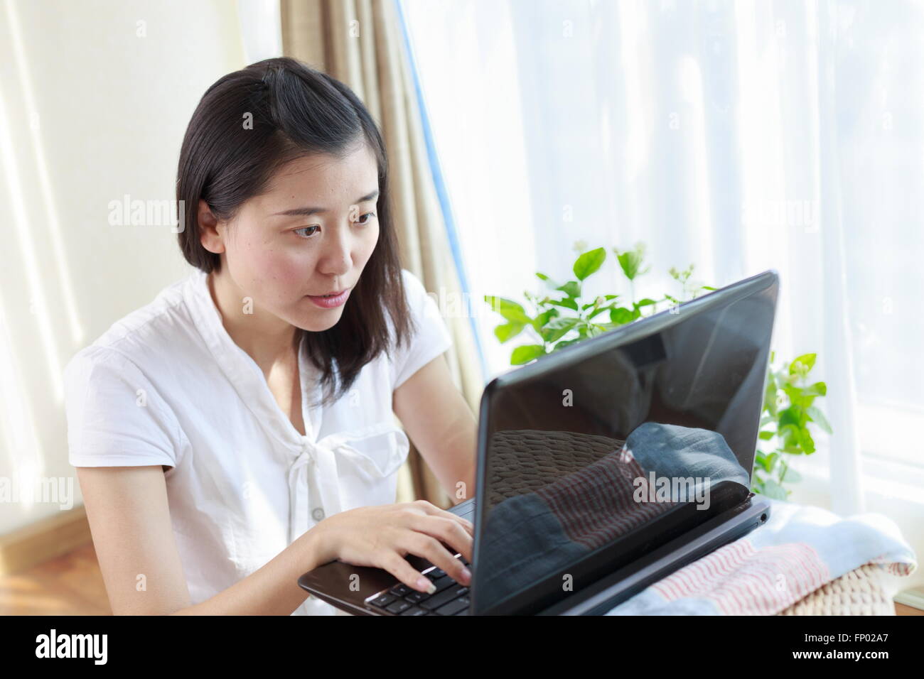 OL look at the computer screen and working Stock Photo - Alamy