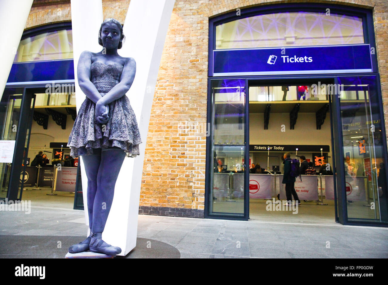Moss lady statue hi-res stock photography and images - Alamy