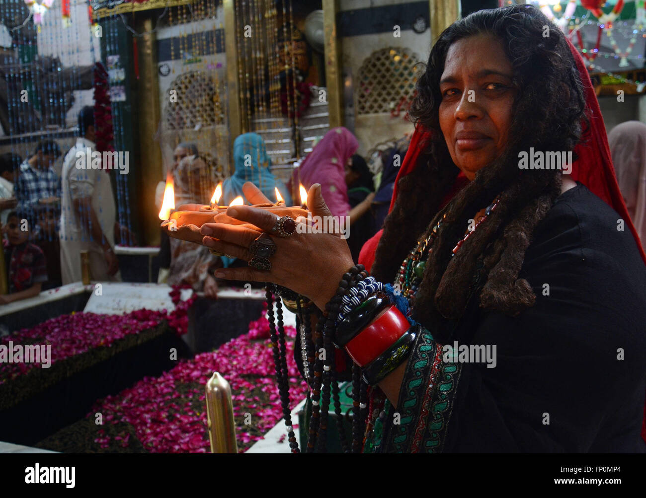 Lahore, Pakistan. 16th Mar, 2016. Pakistani woman devotee hold earthen ...