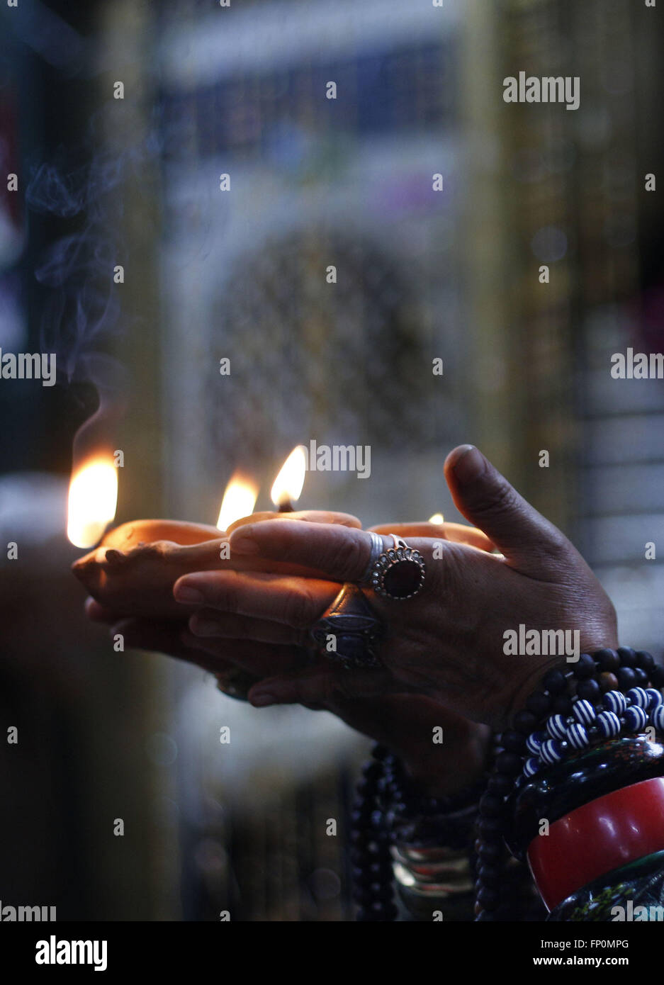 Lahore, Pakistan. 16th Mar, 2016. Pakistani woman devotee hold earthen ...
