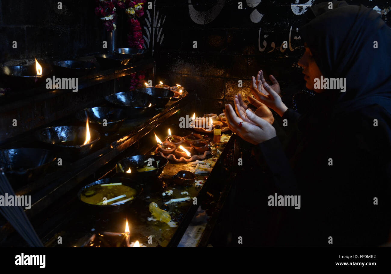 Lahore, Pakistan. 16th Mar, 2016. Pakistani woman devotee hold earthen ...