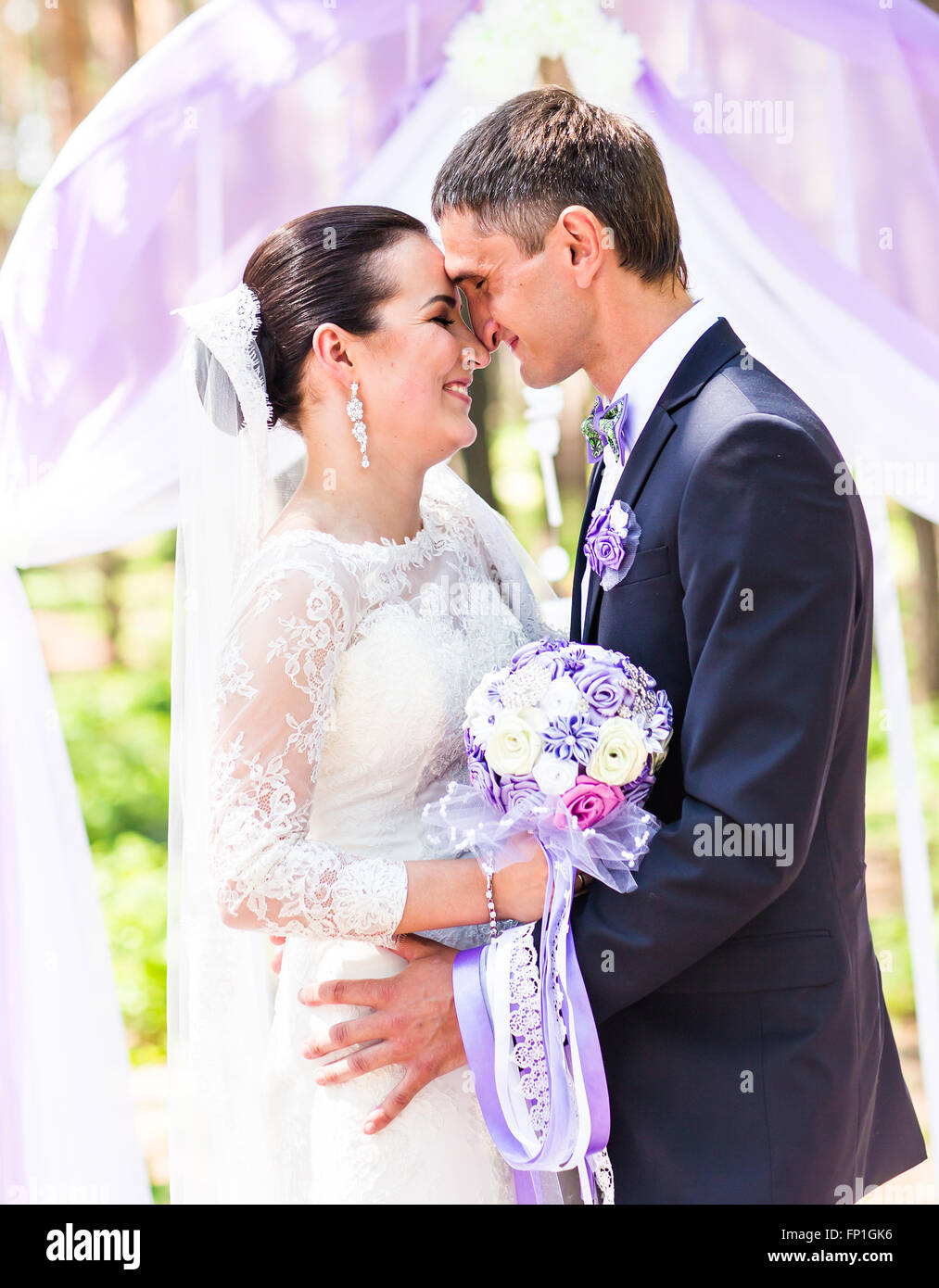 Bride and Groom Under Wedding Arch Stock Photo - Alamy
