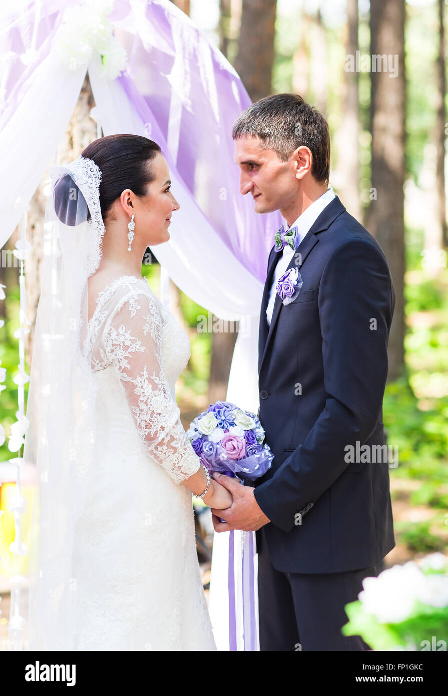 Bride and Groom Under wedding arch Stock Photo - Alamy