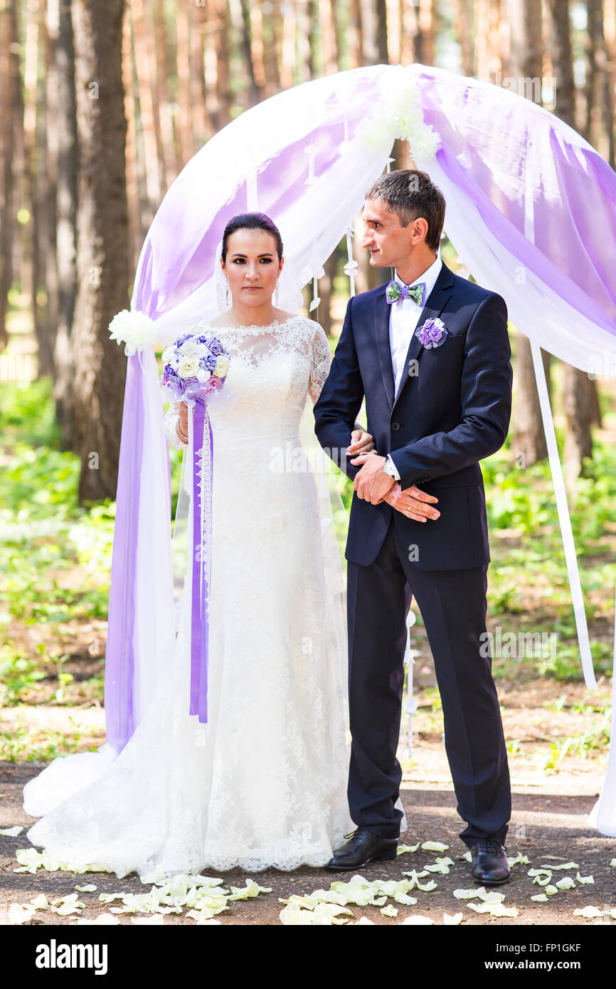 Bride and Groom Under wedding arch Stock Photo - Alamy