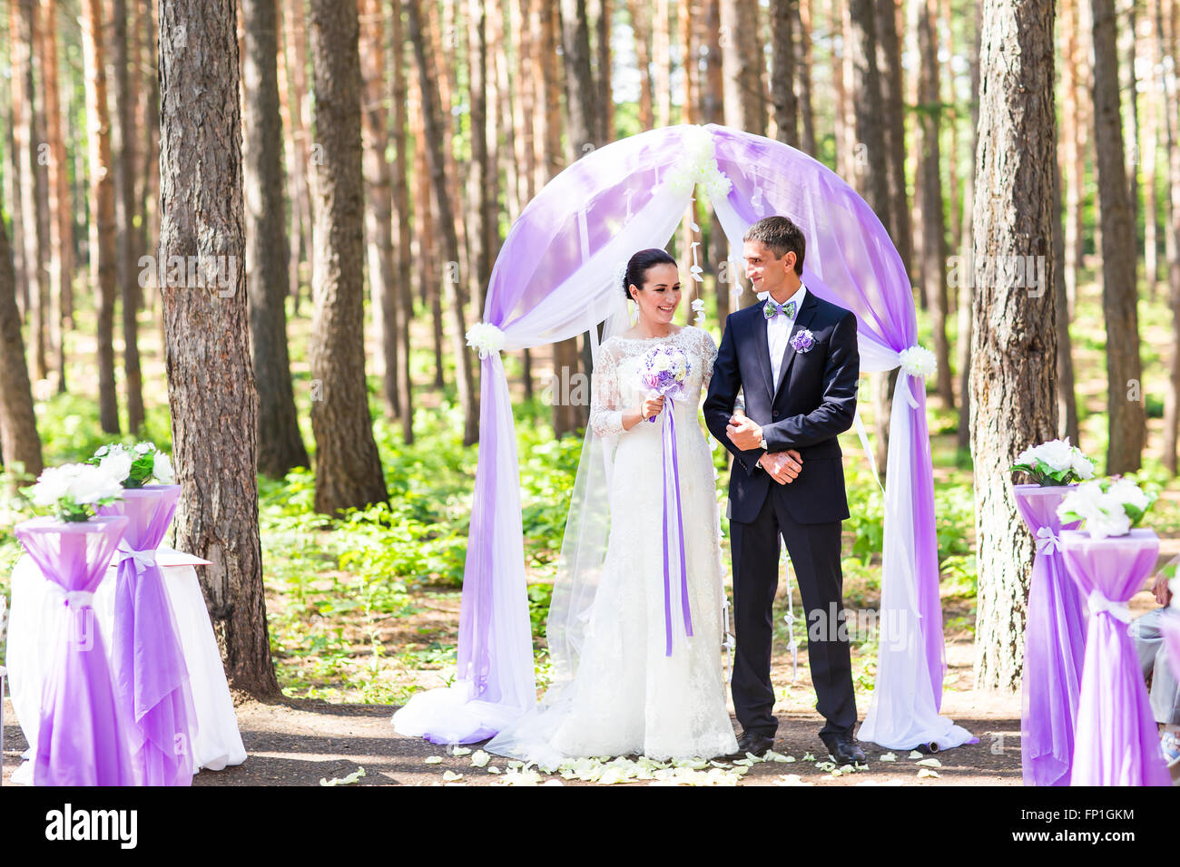 Bride and Groom Under wedding arch Stock Photo - Alamy