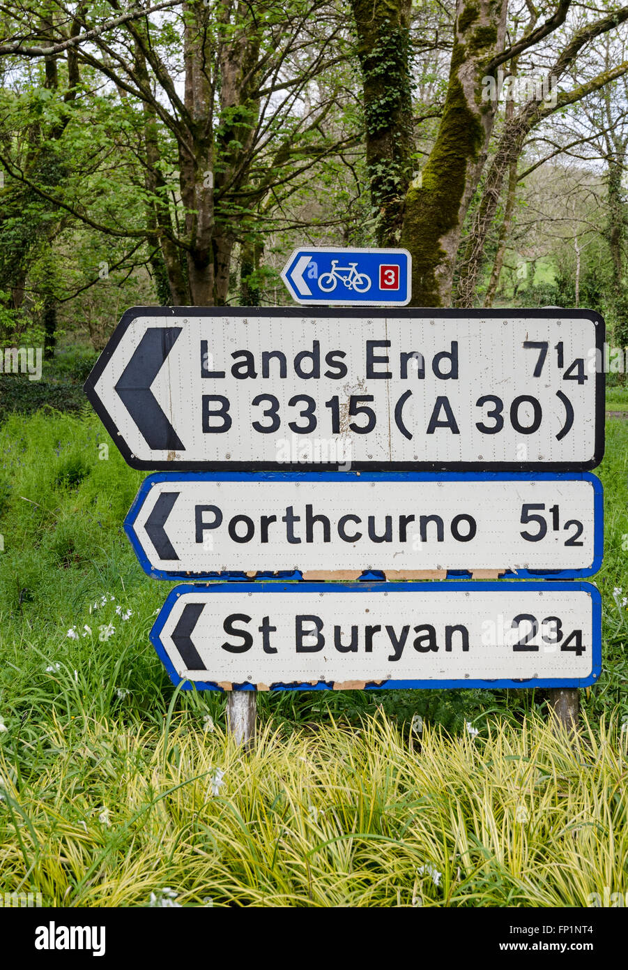 Road sign direction uk hi-res stock photography and images - Alamy