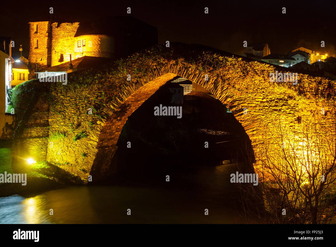 Medieval bridge and castle of Navia de Suarna (Ancares) at night ...