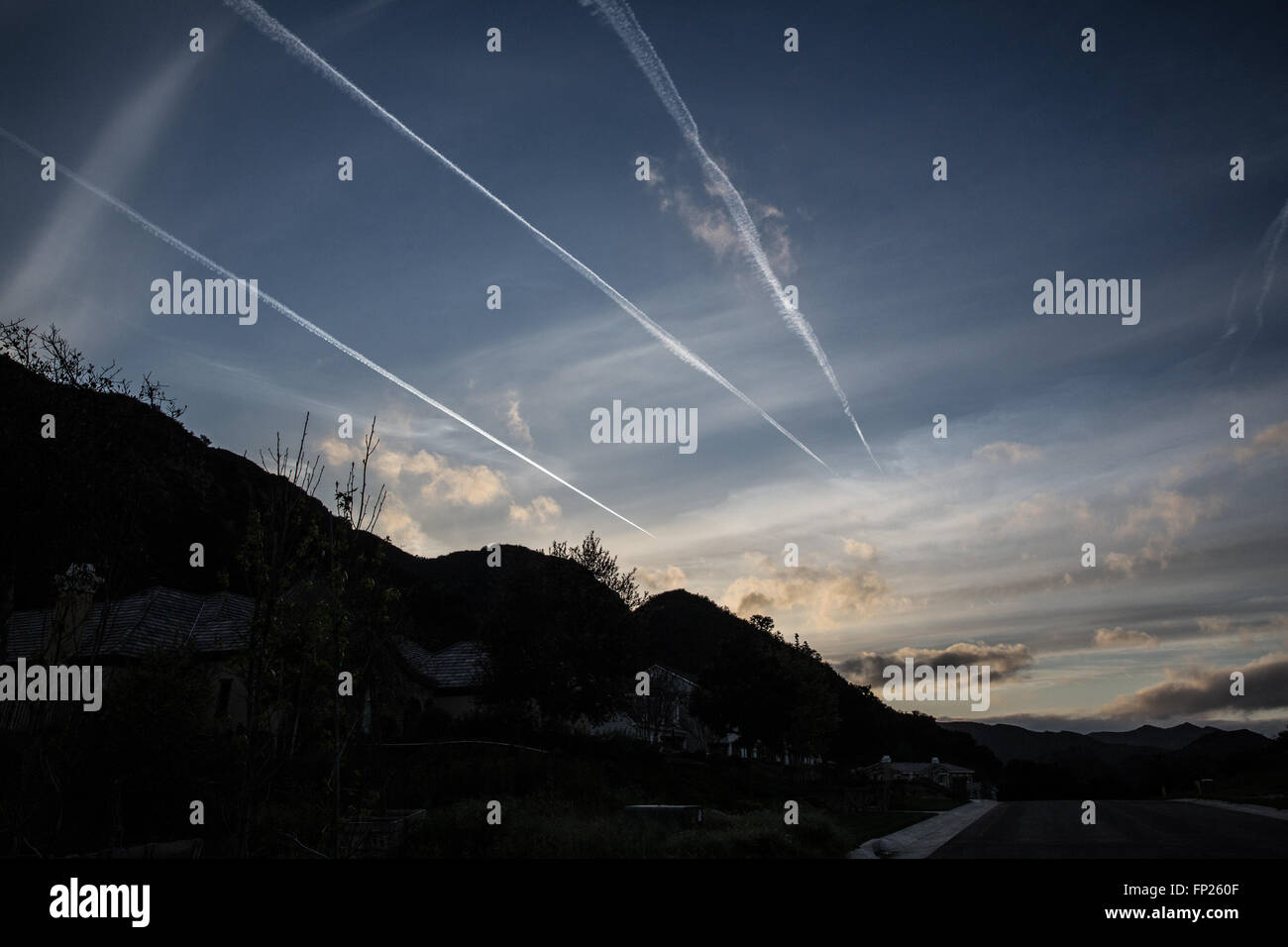 Night sky contrails hi-res stock photography and images - Alamy