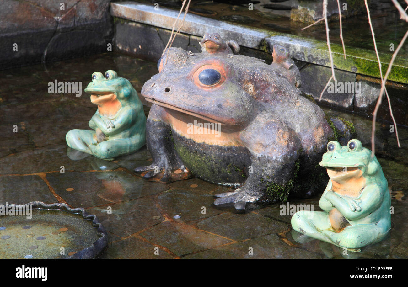 Frog fountain garden hi-res stock photography and images - Alamy