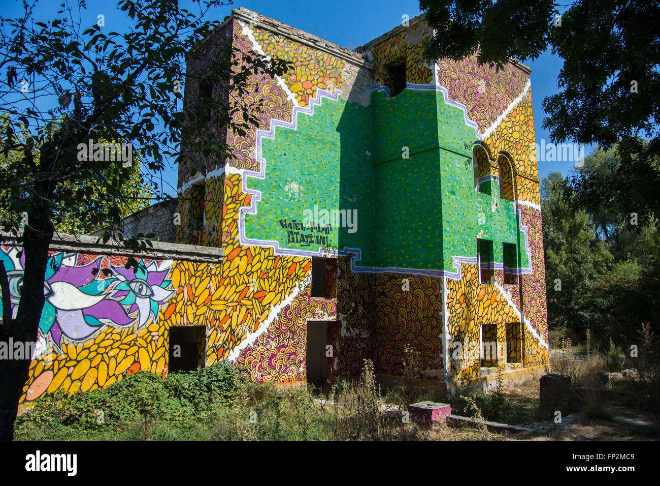 Graffiti on an unfinished building Stock Photo - Alamy