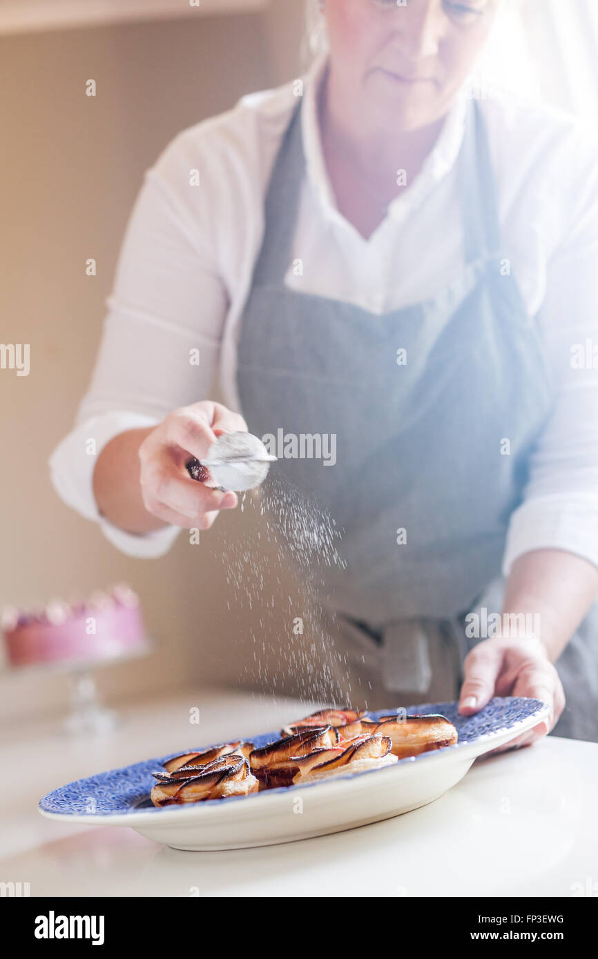 close up of a woman sprinkle icing sugar Stock Photo - Alamy