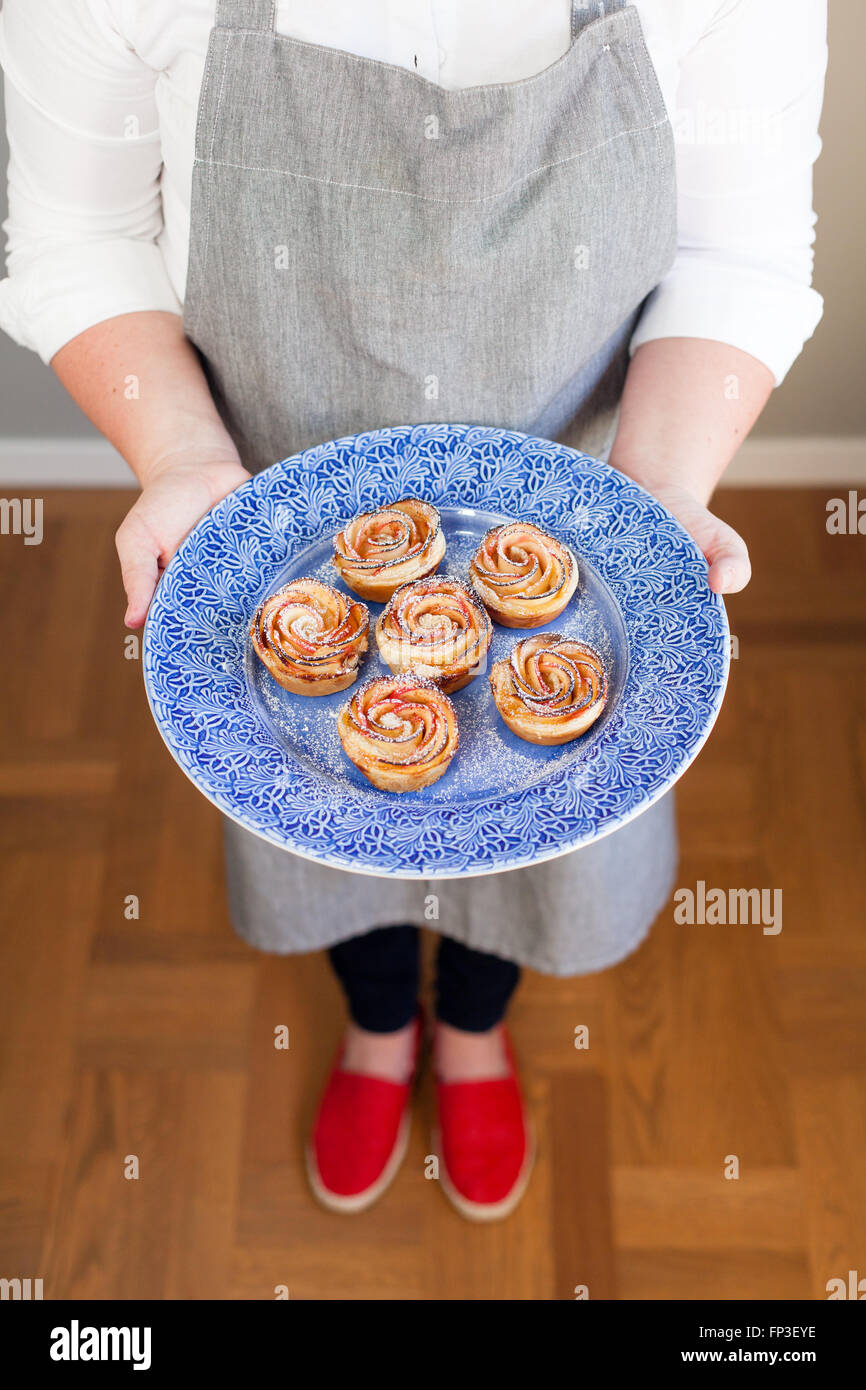Six buns on a plate hi-res stock photography and images - Alamy