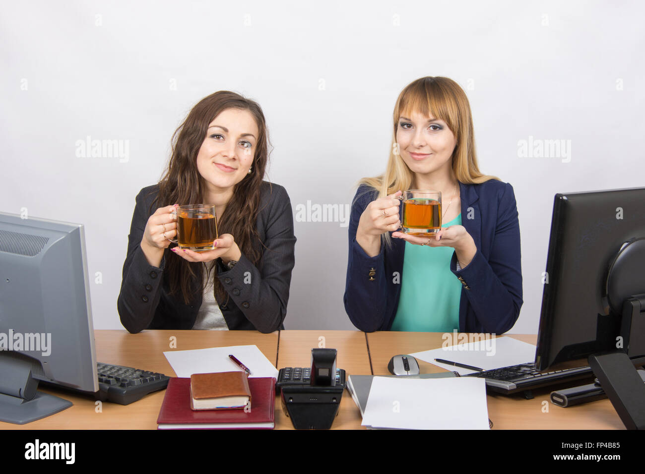 Office workers drink tea hi-res stock photography and images - Alamy