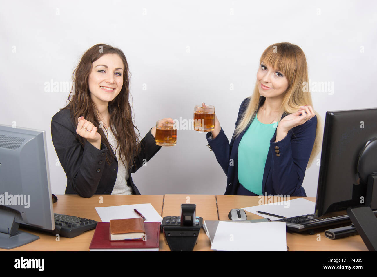 Office workers drink tea hi-res stock photography and images - Alamy