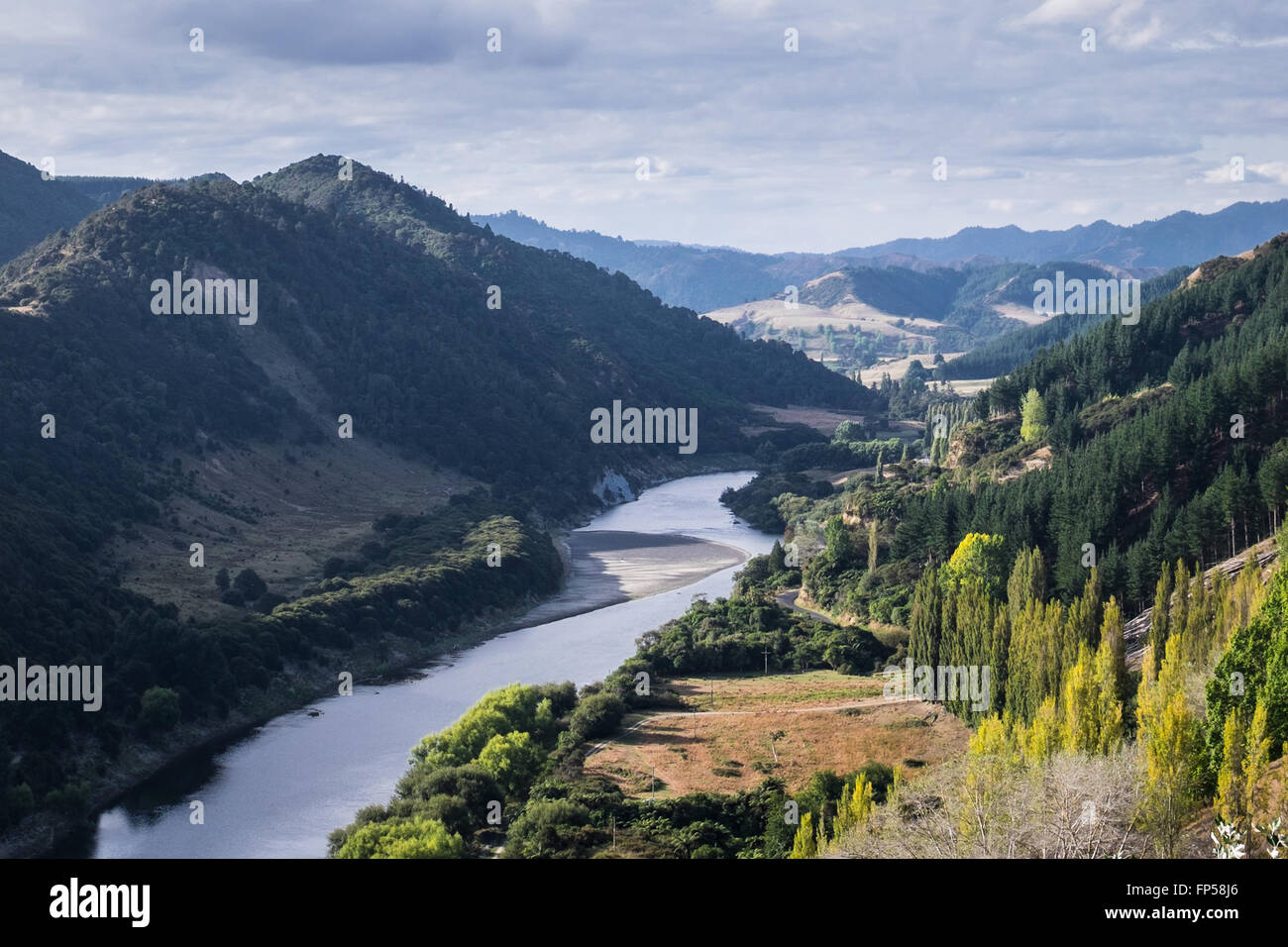 The beautiful landscape of the Whanganui River and surrounding hills ...