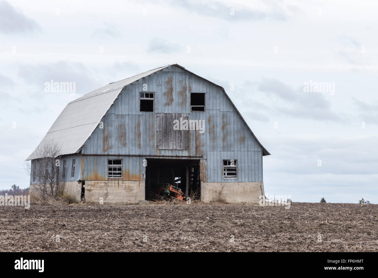 Decrepit building in a farmers field Stock Photo - Alamy
