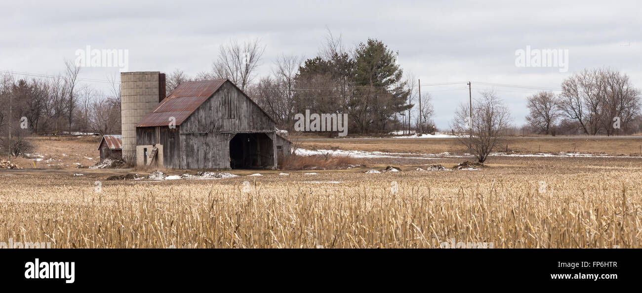 Decrepit building in a farmers field Stock Photo - Alamy
