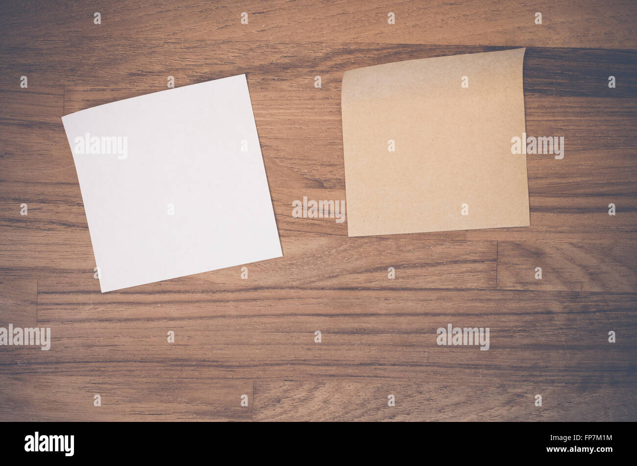 square post it on a natural wood background Stock Photo - Alamy