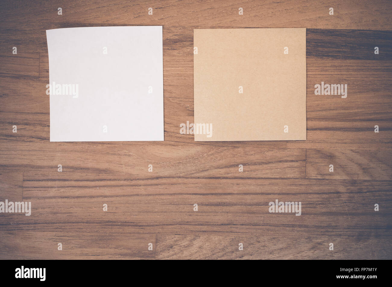 square post it on a natural wood background Stock Photo - Alamy