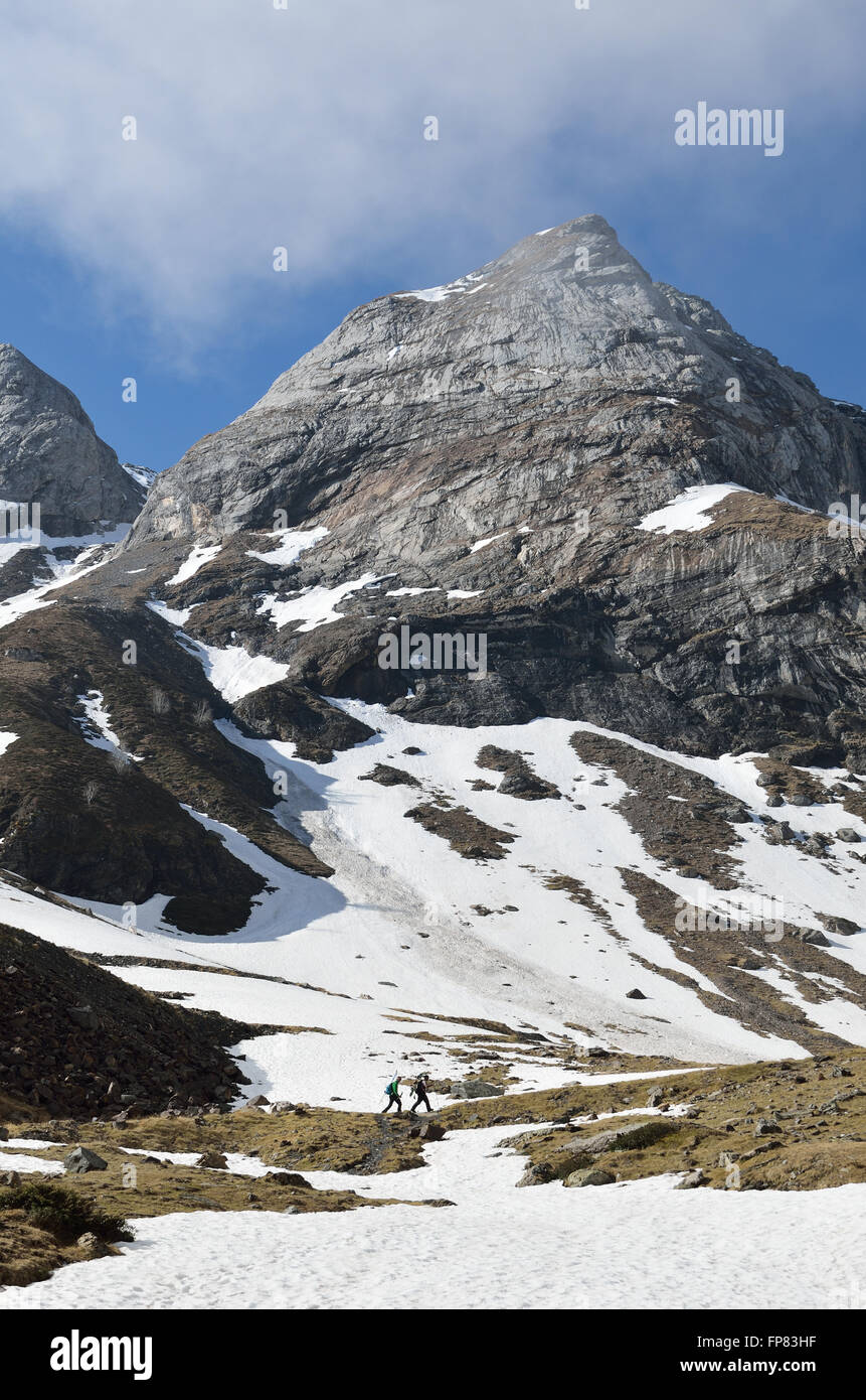 Tourists on the spring slope in the cirque Troumouse Stock Photo - Alamy